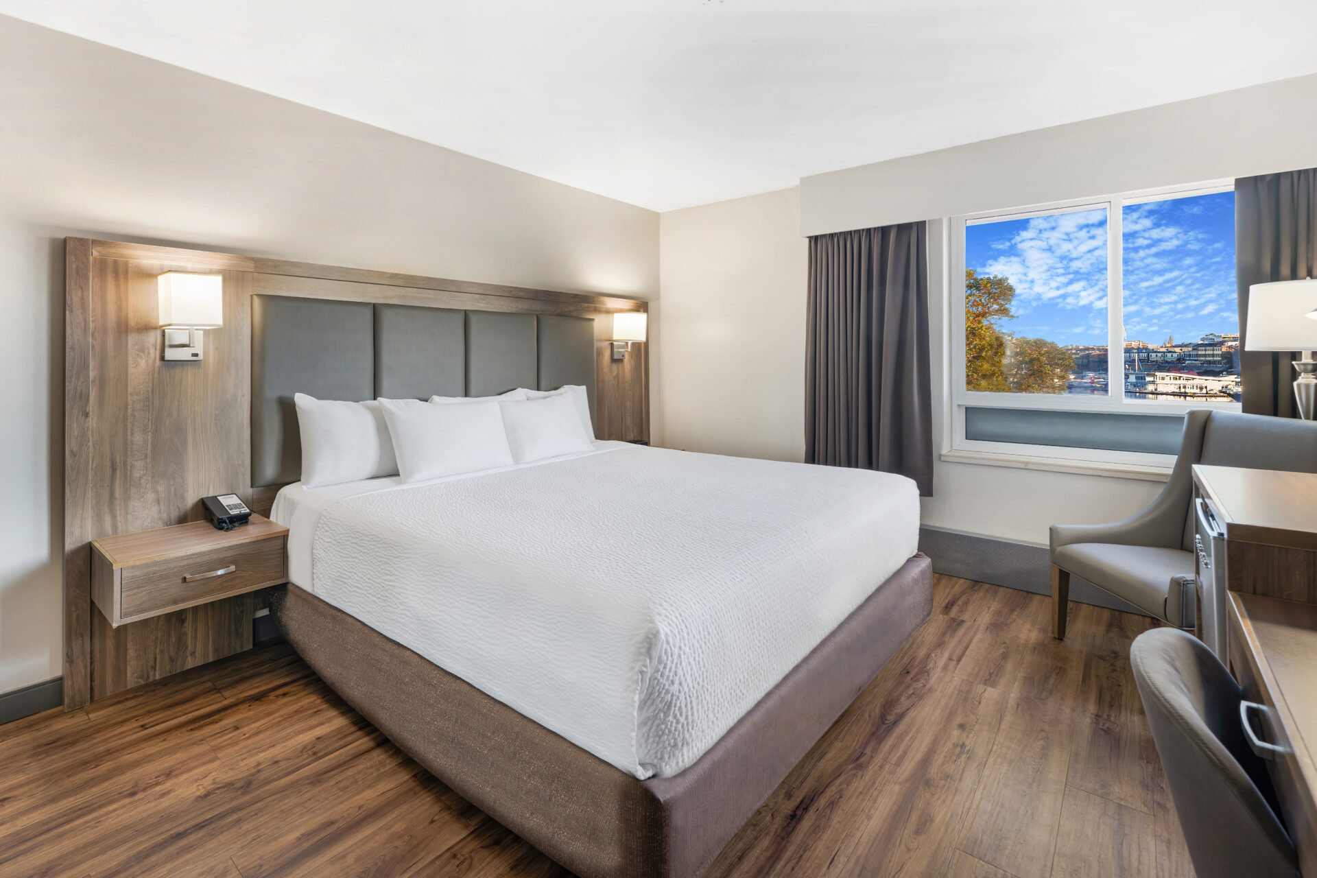 standard king - Days Inn Victoria on the Harbour